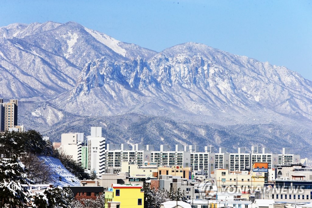 雪化粧した雪岳山 聯合ニュース