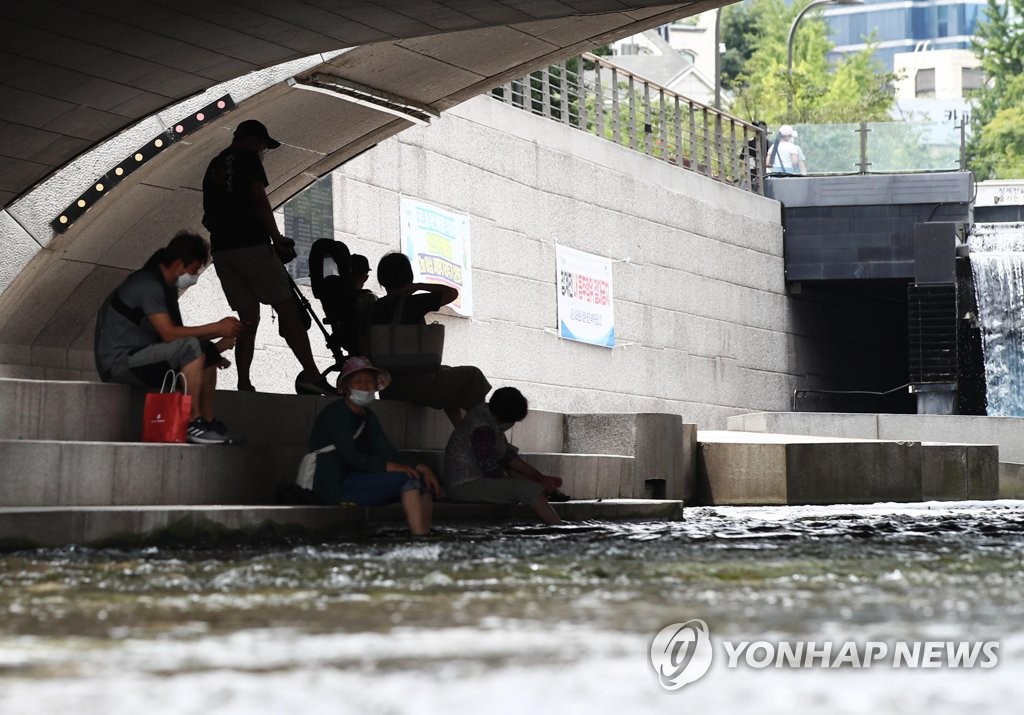 그늘이 시원해 연합뉴스