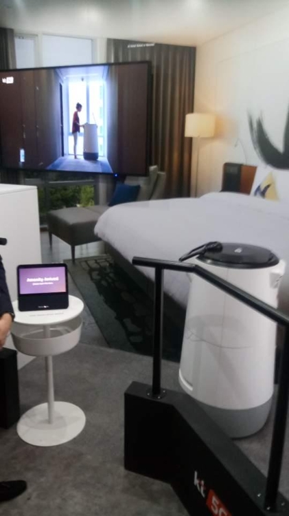 [MWC19] '로봇이 객실용품 배달'…KT, 5G 'AI 호텔로봇' 공개 | 연합뉴스