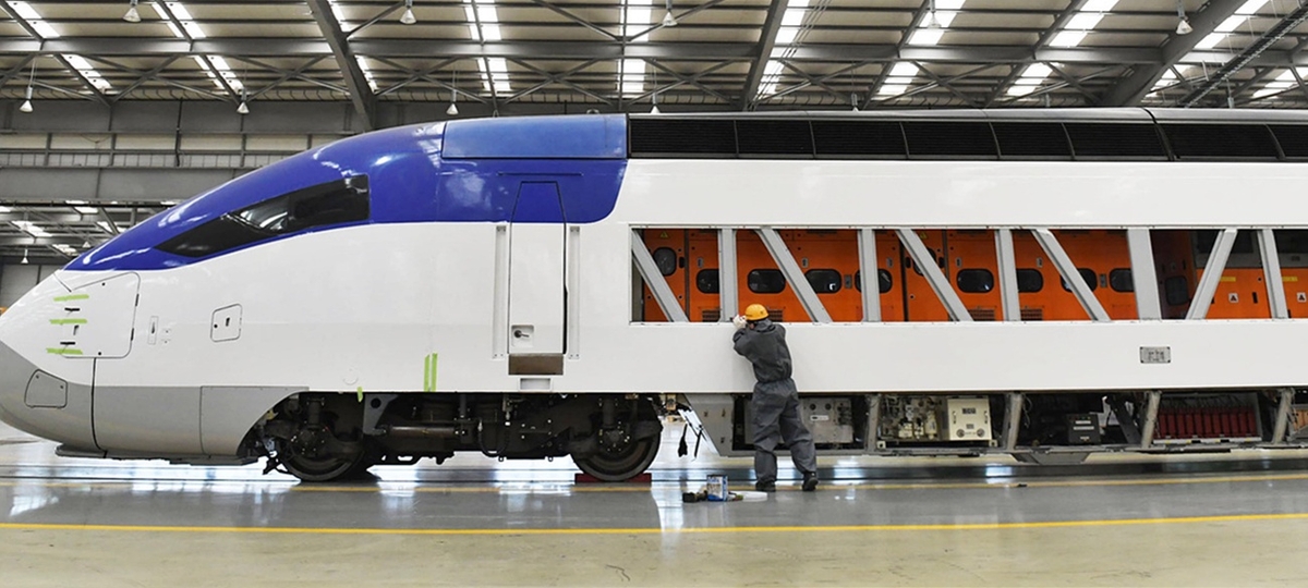 KTX 개통 21주년 맞아 친환경 페인트로 KTX-산천 꽃단장 | 연합뉴스