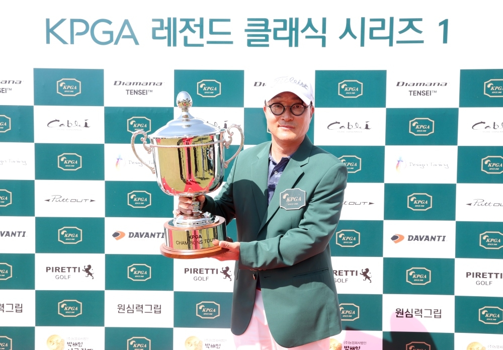 이인우, KPGA 챔피언스투어 시즌 개막전 우승 | 연합뉴스