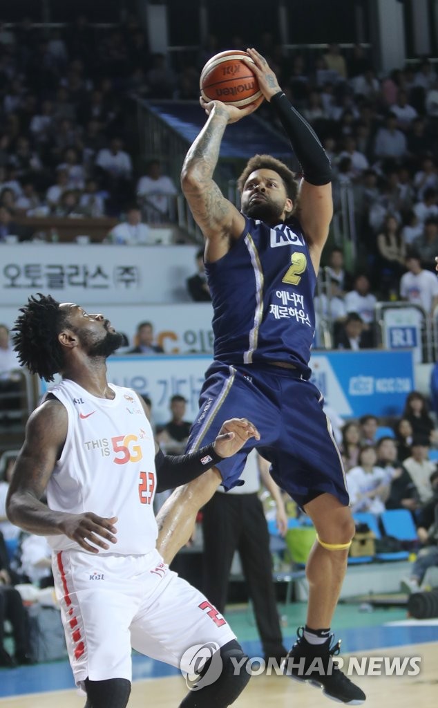 프로농구 KCC, 벼랑 끝에서 SK에 반격…4강 PO 1승 2패 | 연합뉴스