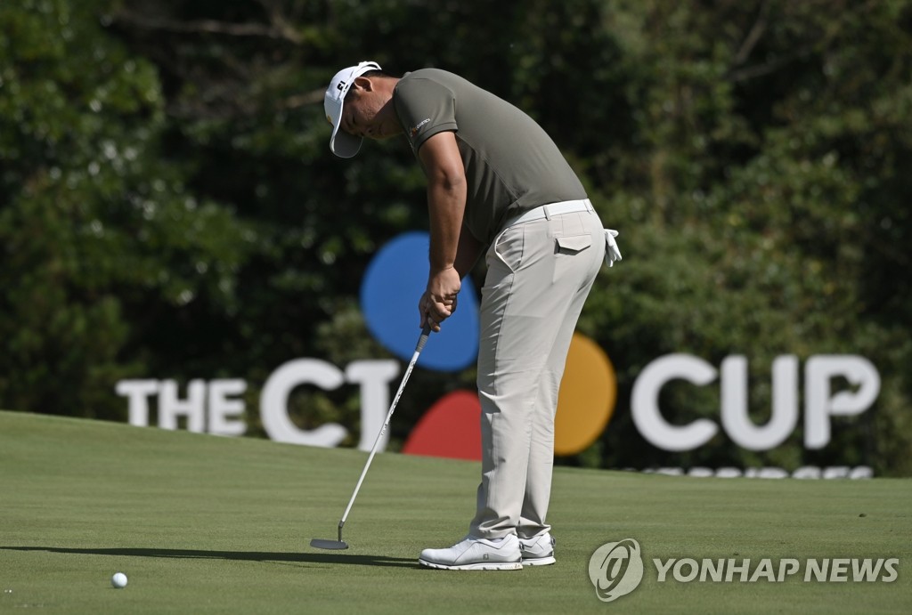 퍼트하는 안병훈…PGA투어 CJ컵 3R 6위 | 연합뉴스