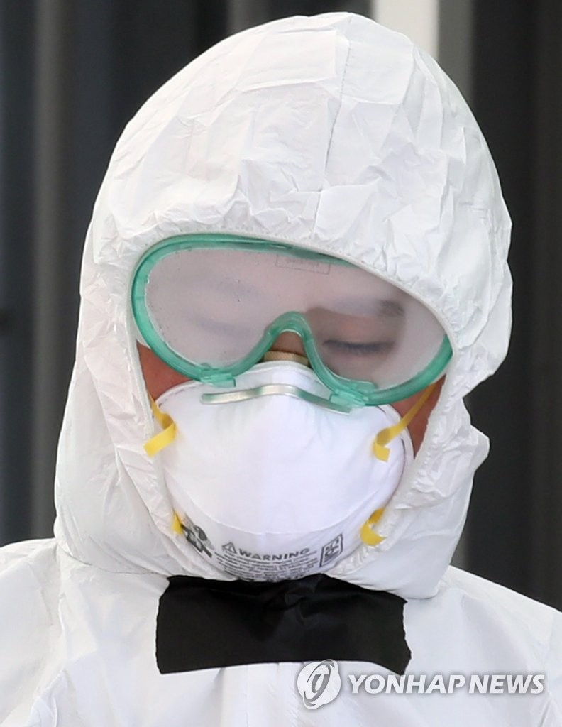Worn-out quarantine worker | Yonhap News Agency