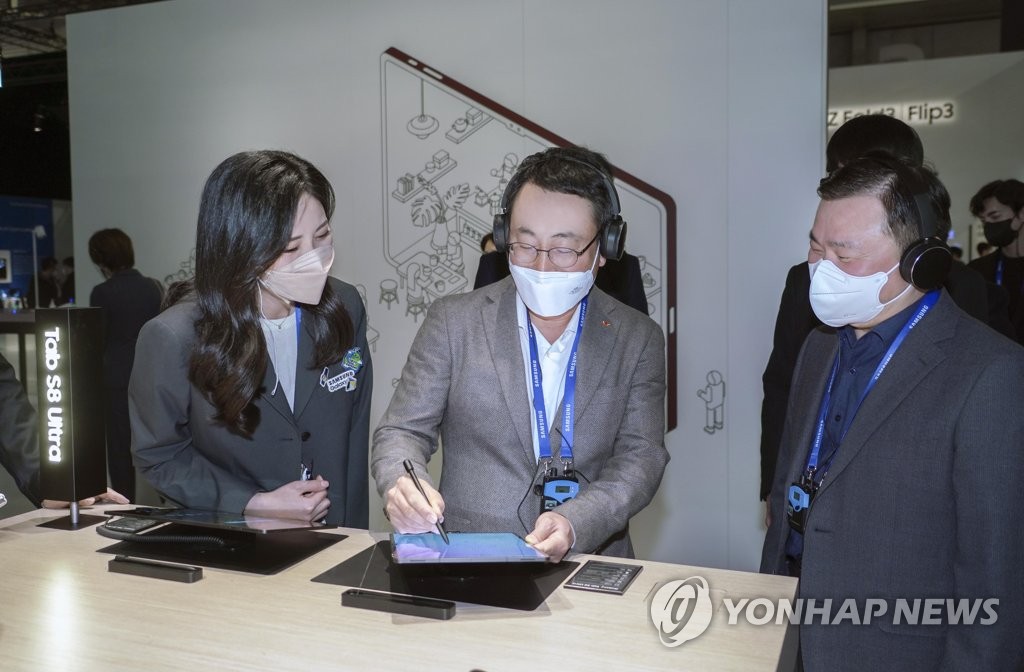 MWC22 개막, 삼성전자 부스 둘러보는 유영상 SKT 사장 | 연합뉴스