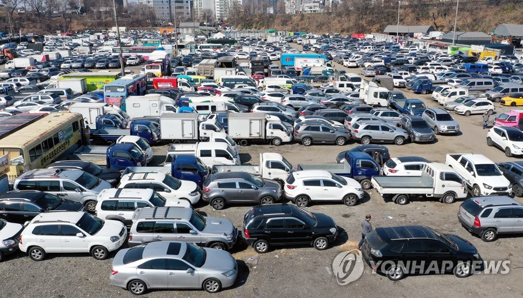 수출 앞둔 중고차 가득 연합뉴스