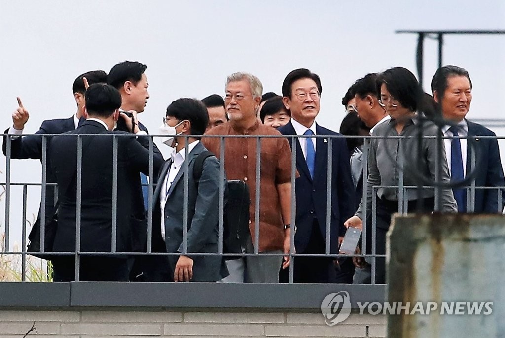 사저 둘러보는 문재인 전 대통령 연합뉴스