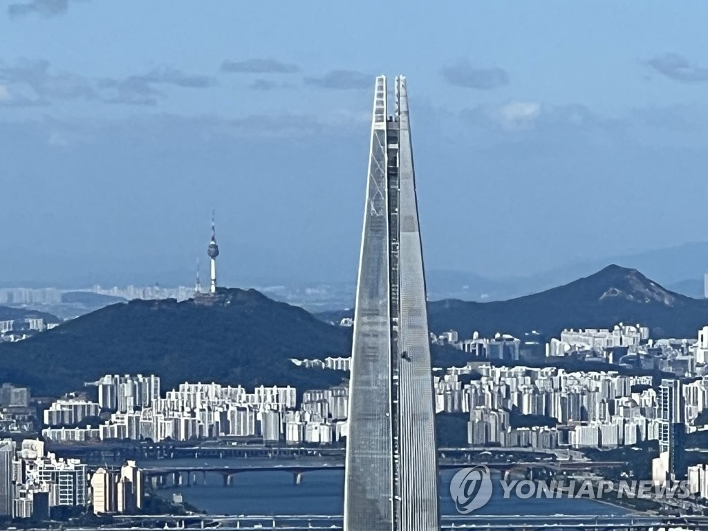 롯데월드타워 외벽 유리창 청소하는 인부들 연합뉴스