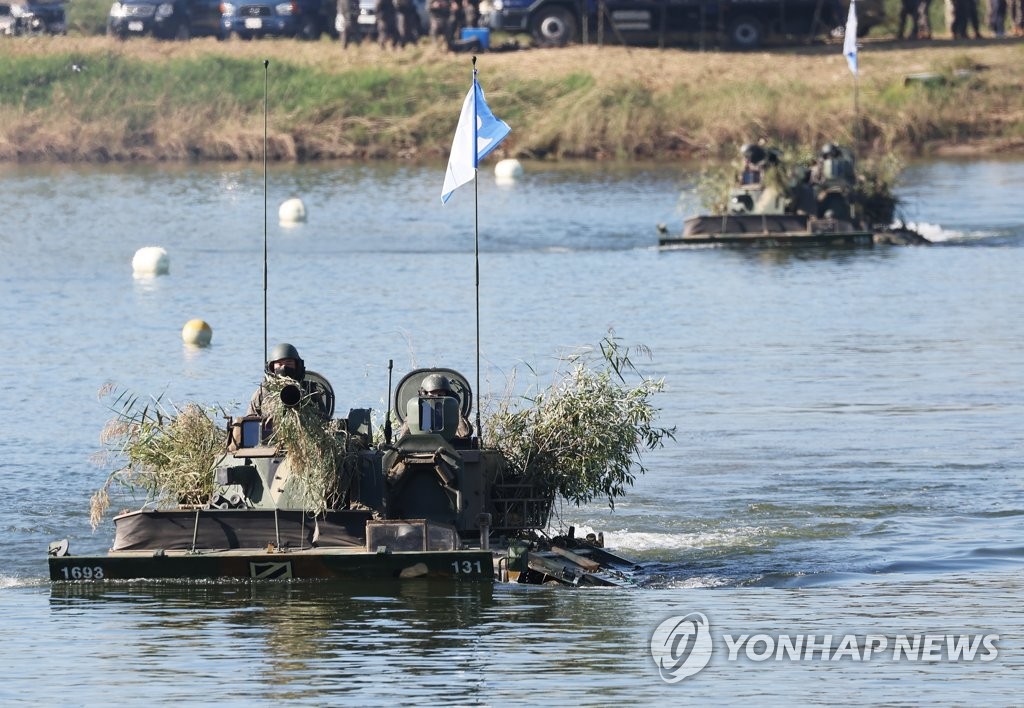 강습도하 하는 K21 장갑차 | 연합뉴스