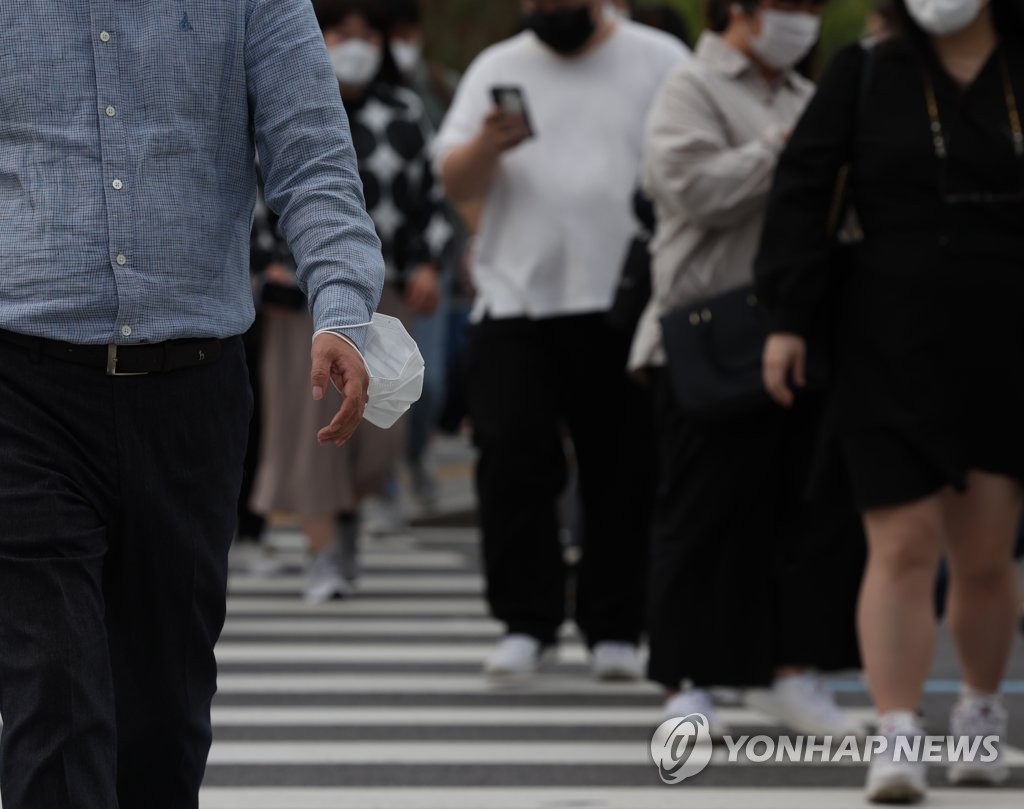 오늘부터 실외 마스크 의무 해제 연합뉴스