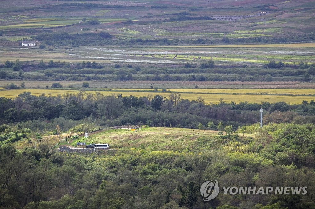 철거GP 살펴보는 'DMZ 평화의 길' 참가자들 | 연합뉴스