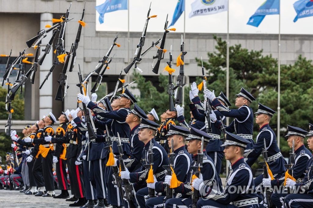 멋진 동작 선보이는 국방부 의장대대 | 연합뉴스