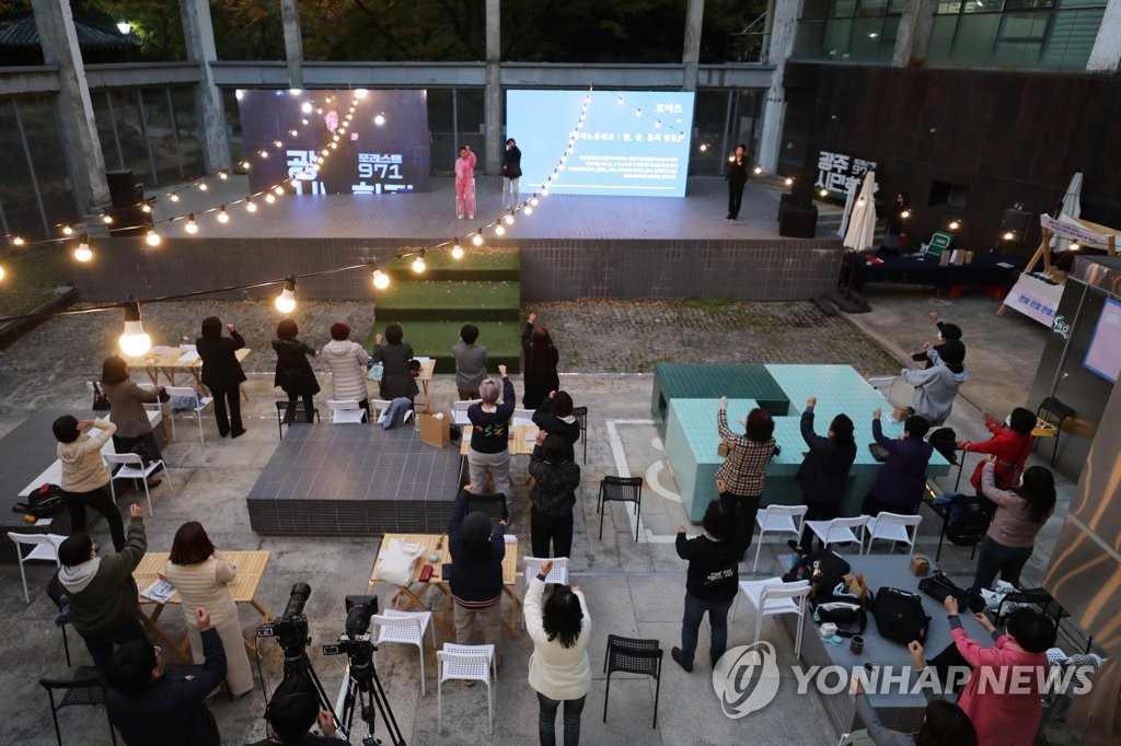 체조로 표현된 방직공장 노동자들의 하루 연합뉴스