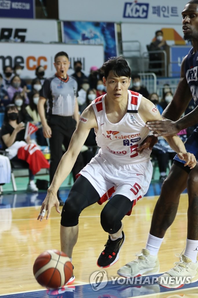 Basketball: Seoul SK Knights vs. Jeonju KCC Egis | Yonhap News Agency