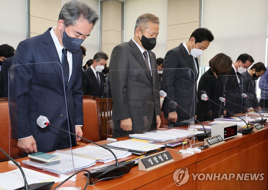 이태원 참사 희생자를 위한 묵념 연합뉴스
