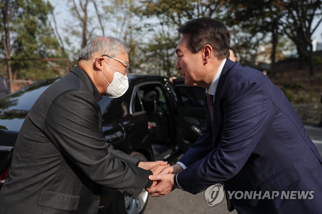 염수정 추기경과 악수하는 윤석열 대통령 연합뉴스
