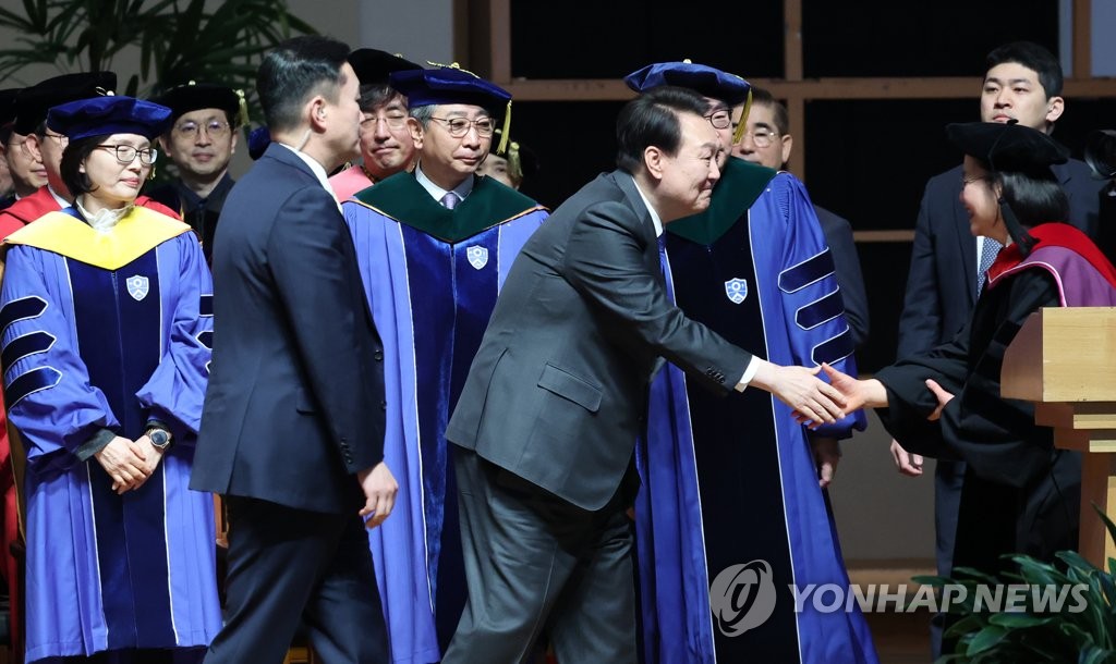 연세대 학위수여식 참석한 윤석열 대통령 연합뉴스