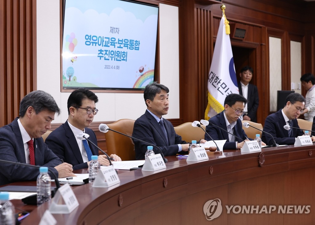 제1차 영유아교육·보육통합 추진위원회에서 인사말 하는 이주호 부총리 연합뉴스