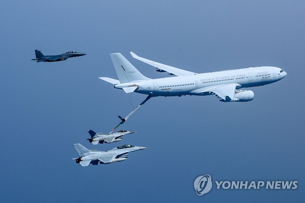 KF-16에 공중급유하는 KC-330 | 연합뉴스