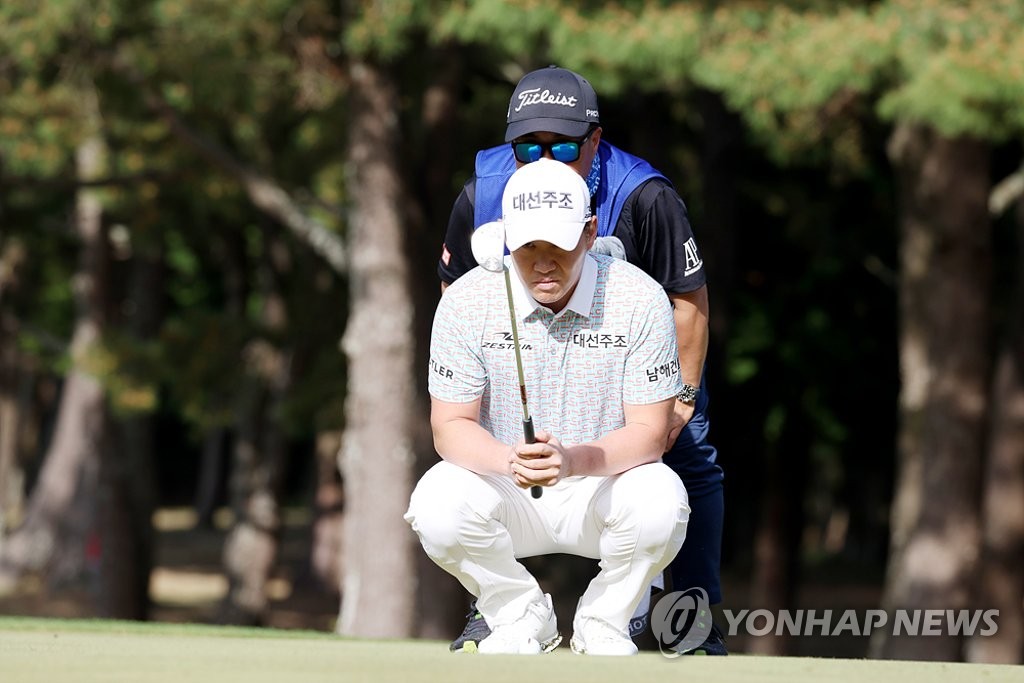 퍼팅 라인 살피는 강경남 | 연합뉴스