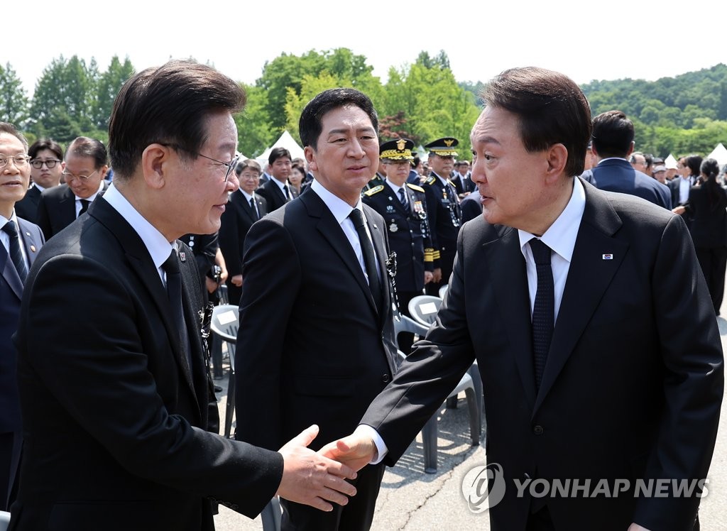 이재명 대표와 악수하는 윤석열 대통령 연합뉴스