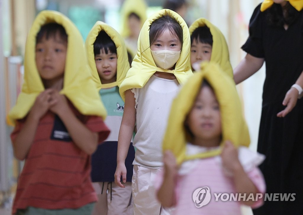 민방위 훈련하는 어린이들 | 연합뉴스