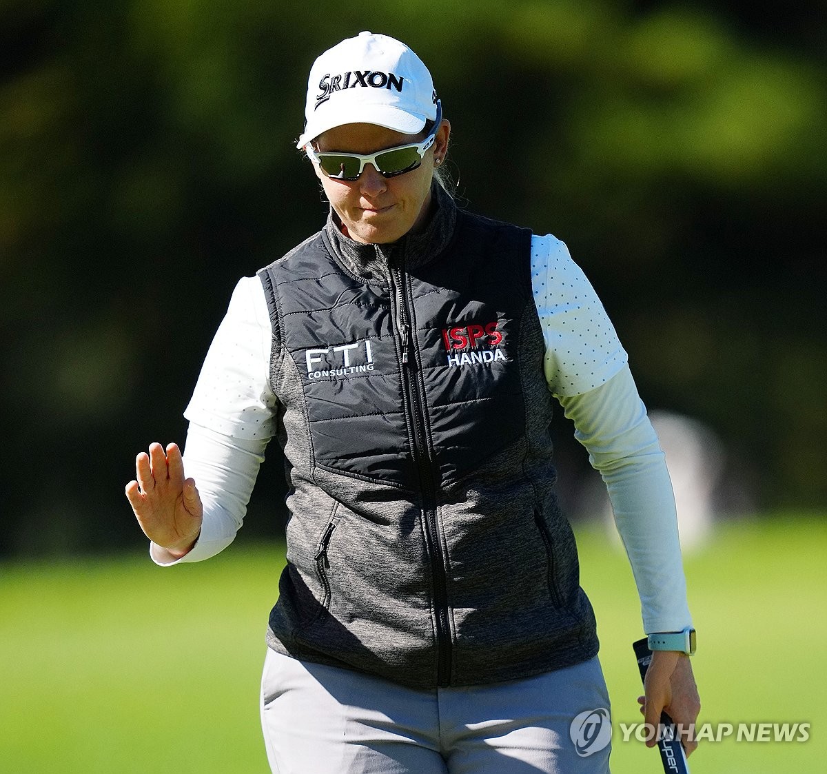 LPGA 투어 BMW 챔피언십 3R, 갤러리 향해 손 들어보이는 뷰하이 | 연합뉴스