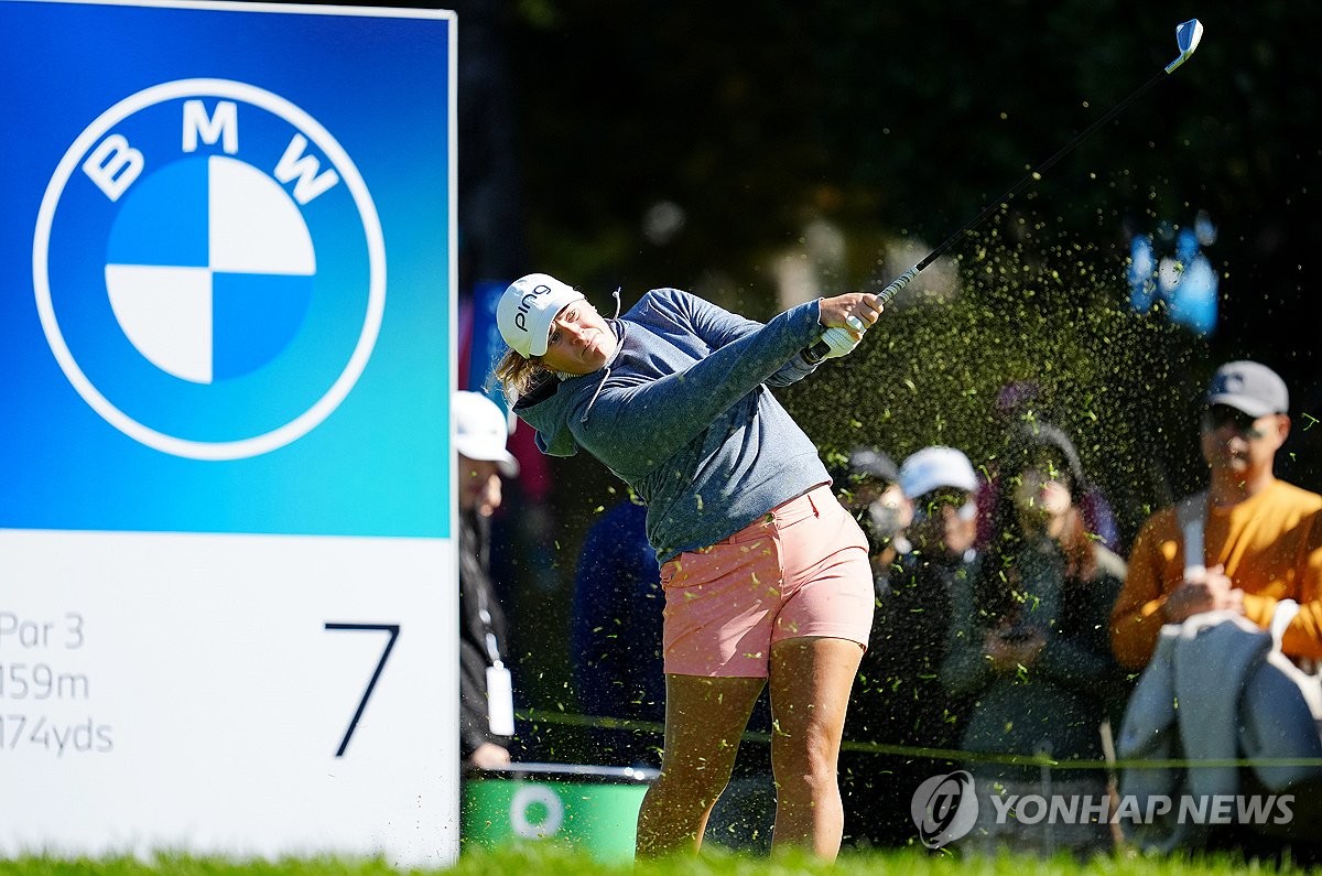 LPGA 투어 BMW 챔피언십 3R, 티샷 치는 코플린 | 연합뉴스