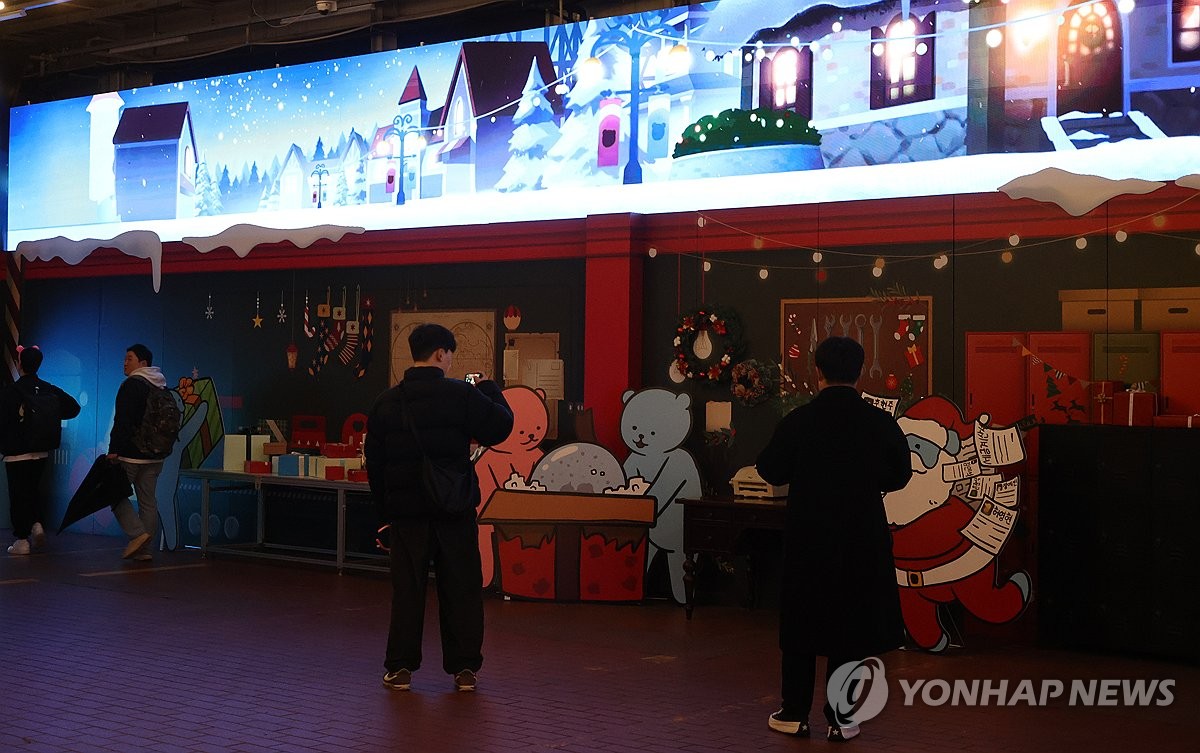 빵빵이의 일상 팝업스토어 둘러보는 방문객들 연합뉴스