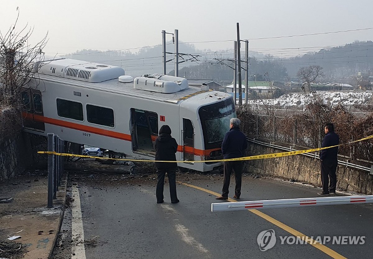 전동차가 시험 선로 이탈해 지하차도 덮쳐…2명 경상(종합) | 연합뉴스