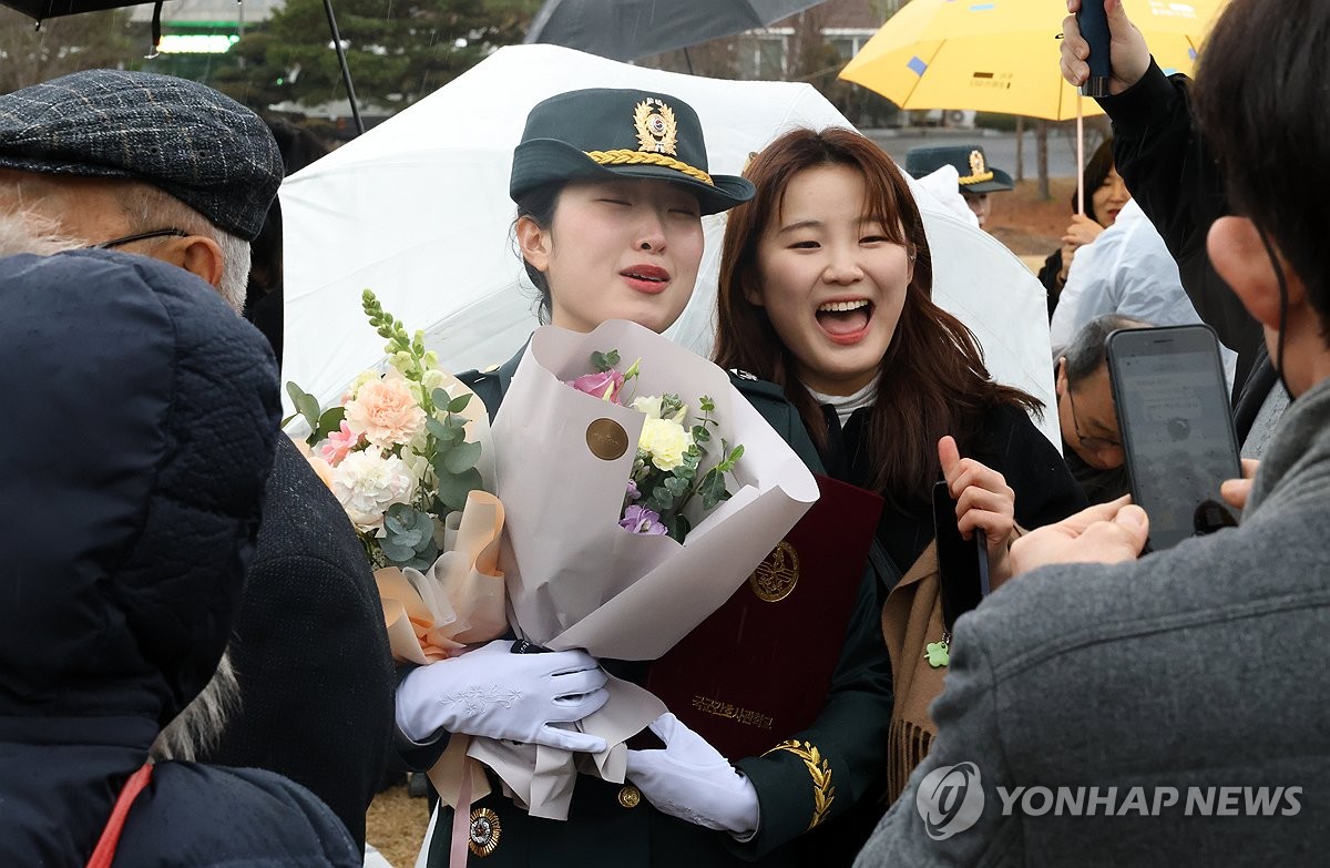 졸업과 임관을 축하해 연합뉴스