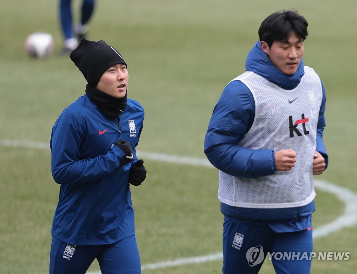 러닝으로 몸 푸는 이강인 연합뉴스