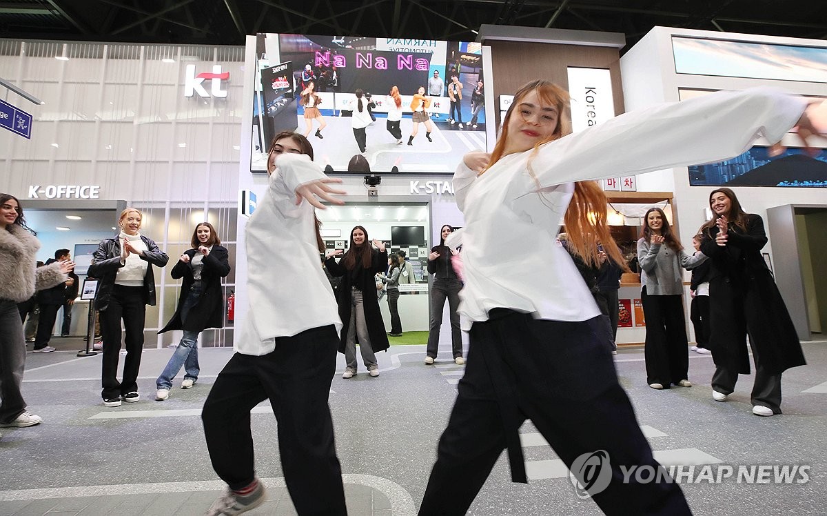 MWC 2025 KT K팝 스테이지 오픈 | 연합뉴스