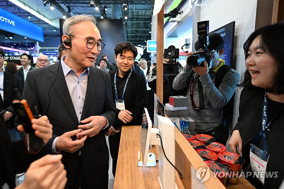 MWC 2025 KT부스 둘러보는 김영섭 대표 | 연합뉴스