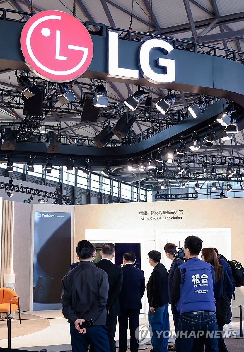 'AWE 2025'서 LG AI 홈 체험하는 관람객 | 연합뉴스