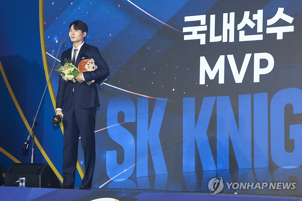 국내선수 MVP 소감 밝히는 SK 안영준 | 연합뉴스