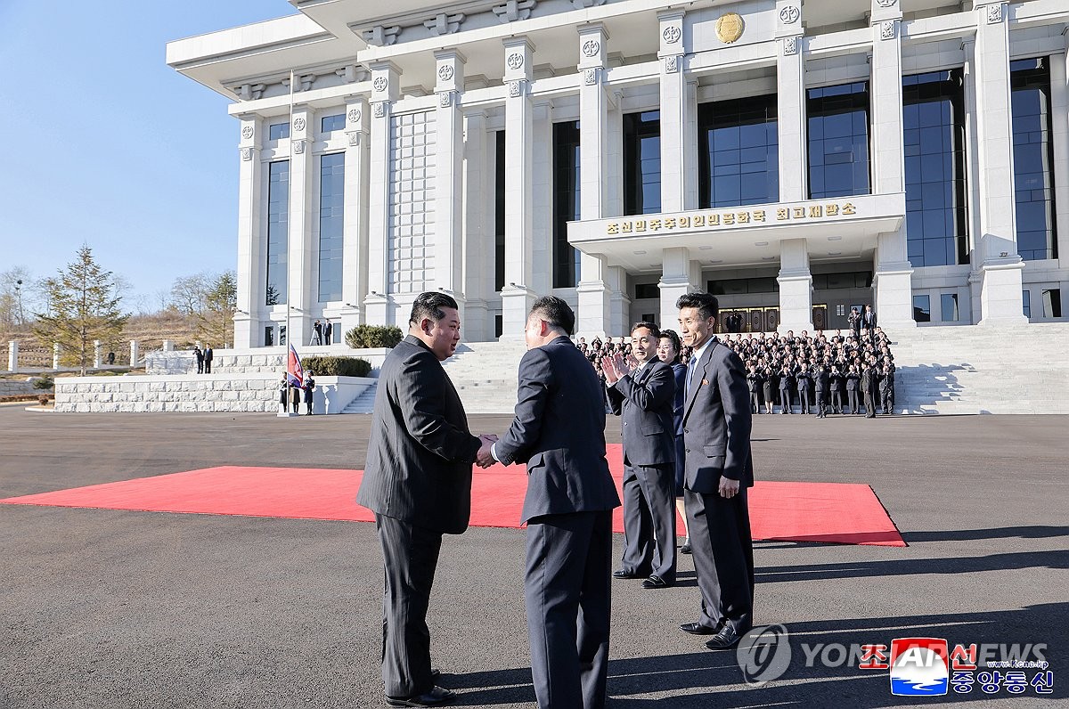 김정은, 최고재판소와 최고검찰소 방문 | 연합뉴스